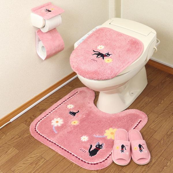 トイレマット、マルチ型ふたカバー、ペーパーホルダーカバー、スリッパの4点セットです。フタカバーは洗浄暖房便座でも普通便座でもお使い頂けるマルチ型です。ジジとジジのこどもがお花畑をおさんぽしているようなイメージのトイレタリーシリーズ。明るいピ...