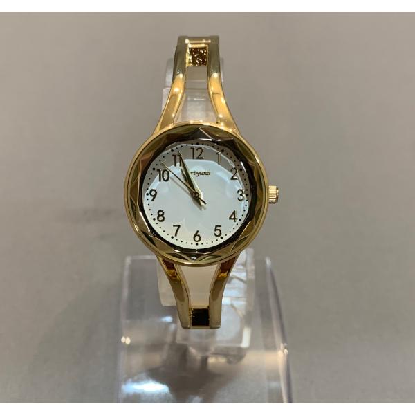 日本製ムーブメントでオリジナルデザインです。ブレスレットの様にファッションアイテムとして活躍します。カラー：ゴールド・シルバーよりお選び下さい時計本体：約28mm x 約28mm腕周り：約15cm（納品時）バングル幅：約10mm重さ：約35...