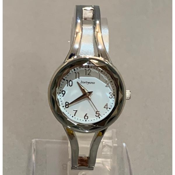 日本製ムーブメントでオリジナルデザインです。ブレスレットの様にファッションアイテムとして活躍します。カラー：ゴールド・シルバーよりお選び下さい時計本体：約28mm x 約28mm腕周り：約15cm（納品時）バングル幅：約10mm重さ：約35...