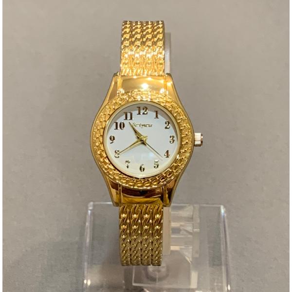 日本製ムーブメントでオリジナルデザインです。デザインがゴージャスでおしゃれなファッションウォッチです。ブレスレットの様にファッションアイテムとして活躍します。カラー：ゴールド・シルバーよりお選び下さい時計本体：約27mm x 約27mm腕周...