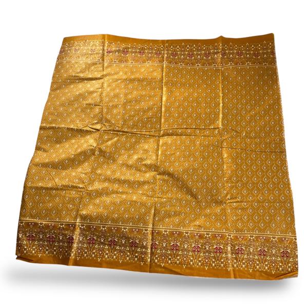 東南アジア諸国で主に女性の腰巻スカート（サロン）を作るのに用いられる 生地です。ヘビーユーズにも耐えられる丈夫な染色と織り長く広く販売されているメーカーです。伝統的な染色のバティックの柄をデザイン化してプリントしています。コットンをカラーに...