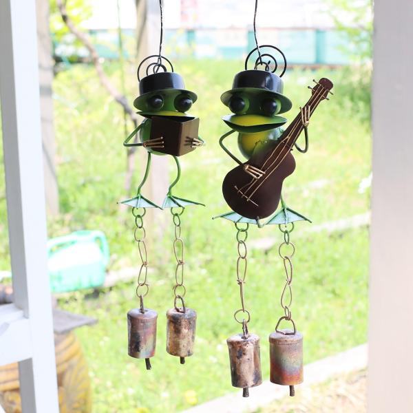 歌とギターを披露する姿に癒される♪帽子を被って歌とギターを演奏するカエルのブリキベルです♪ベルの音色が、まるでカエルたちが音楽を奏でているかのよう。ドアに掛ければベルの音色で開閉をお知らせ。●生産地 インドネシア●サイズ 約W10×D5×T...