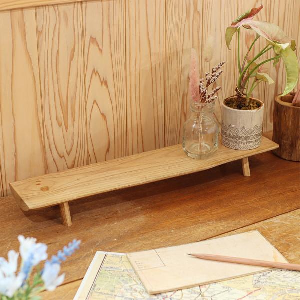 チーク材を使ったナチュラルなトレイです。ディスプレイに使うとぐっとお部屋のセンスが上がります！※木の自然な形状を生かしているため、サイズや色に個体差がございます。生産地 タイサイズ 約45×10×H4.5cm素材　チーク木材生産国　タイラン...