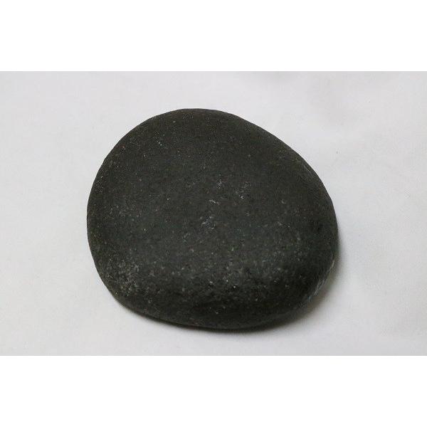 ホットストーン専用の玄武岩です。※大きさは約5ｃｍから9ｃｍですが、1つ１つ異なりますので予めご了承お願いいたします。サイズは大・中・小とあり、色のばらつきや形のばらつきがありますが、予めご了承の上お買い求め下さい。