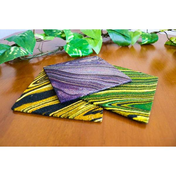 バリらしいデザインのコースター。それぞれ個性があって素敵ですよね。サイズ/（縦横）10×10ｃｍ色/紫・黄・緑・バリ雑貨の手作りの商品特性バリ雑貨は天然の素材を利用し、職人がひとつひとつ手作りで製作しております。手作り商品なので工場生産・機...