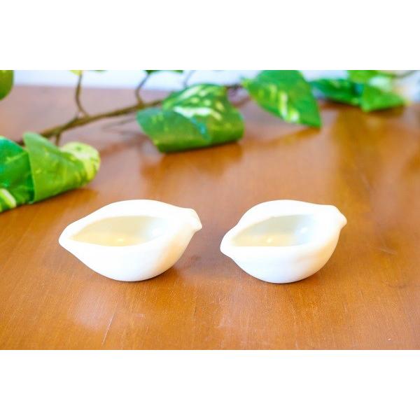 バリ島で有名なJENGGALA KERAMIK（ジェンガラケラミック）。 高級ホテルやレストランで最上級のおもてなしをするための食器として大人気です♪ジェンガラは壊れにくく頑丈なのでとてもおすすめですよ。シェルの形の箸置きです。変わった形で...