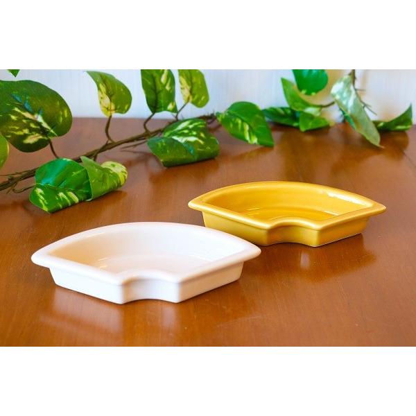 バリ島で有名なJENGGALA KERAMIK（ジェンガラケラミック）。 高級ホテルやレストランで最上級のおもてなしをするための食器として大人気です♪ジェンガラは壊れにくく頑丈なのでとてもおすすめですよ。イチョウの葉のような形のソース入れで...