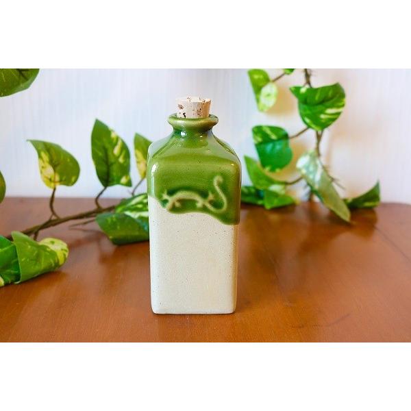 バリ島で有名なJENGGALA KERAMIK（ジェンガラケラミック）。 高級ホテルやレストランで最上級のおもてなしをするための食器として大人気です♪ジェンガラは壊れにくく頑丈なのでとてもおすすめですよ。トカゲがワンポイントの醤油入れ。和食...