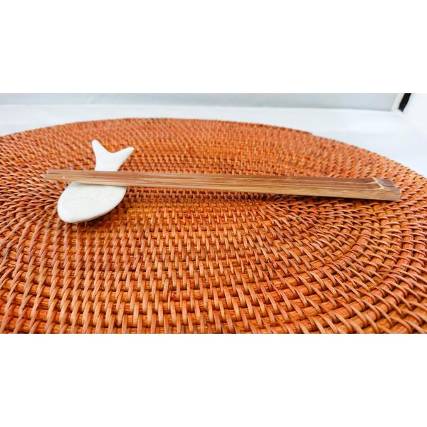 見た目もかわいい魚型の箸置きです。食卓を華やかにしてくれるでしょう♪お客様のおもてなしにも最適です。バリ島で有名なJENGGALA KERAMIK（ジェンガラケラミック）。高級ホテルやレストランで最上級のおもてなしをするための食器として大人...