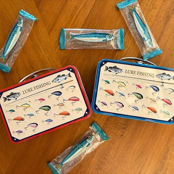 税込価格　１，０５８円ケース入数　１２JAN　4573279473333内容量　62ｇ（魚チョコ3個、ラムネ4袋）賞味期限　12ヶ月（製造日起算）商品サイズ　W145×H100×D50(mm)ケースサイズ　W305×H223×D173(mm...