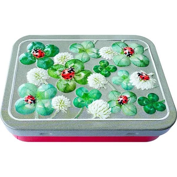 税込価格　346円ケース入数　16内容量　9ｇ原産国　日本ＪＡＮ　4573279475177賞味期限　2026-11.30商品サイズ　W82×H17×D64（mm）ケースサイズ　W175×H72×D170（mm）沢山のクローバーの中にかわい...