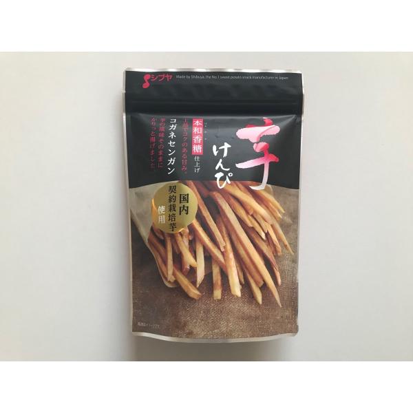 契約農家で栽培されたさつま芋を使用し、独自配合の植物油でカリッと揚げました。沖縄産のサトウキビから作られた本和香糖を使用し、芋本来の風味を引き立てました。サクッとした触感と、すっきりとコクのある味付けが特徴です。