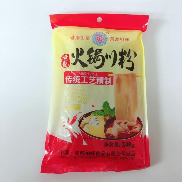 中国タンミョン つるつる面 冬の暖かい鍋料理に黄龍（こうりゅう）の火鍋川粉（板はるさめ）は、さつまいも澱粉等を主原料とした、幅広で平たい中華春雨です。もちもちとした食感と滑らかな喉越しが特徴で、火鍋や炒め物、スープに最適。熱湯で約20分浸す...