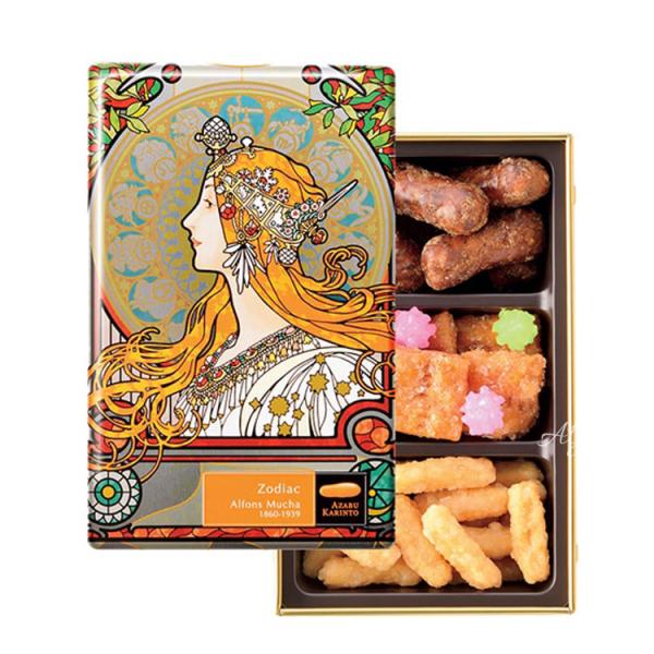 【商品概要】 麻布かりんと かりんと黄道十二宮（アルフォンス・ミュシャ）麻布かりんと名画と共に時を楽しむ「KARINTO MUSEUM」シリーズ名画をステンドグラス風にオリジナルアレンジした特別仕様の缶に、かりんと専門店麻布かりんとがこだわ...