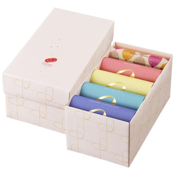 【商品概要】　亀田製菓 ハッピーターンズ HAPPY Turn's ギフトボックス 5箱入・和三盆・チーズ・塩バター・キャラメルショコラ・コーヒー＜ハッピーターンズ＞亀田製菓の「ハッピーターン」を“幸せを広げるギフト”として変身させた『ハッ...