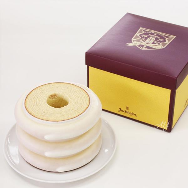 【商品概要】 神戸元町本店オリジナルマイスターの手焼きバウム1個●神戸元町本店限定のバウムクーヘンマジパンの入ったしっとり濃厚な生地にバニラビーンズとすりおろしたレモンを加え、職人の手で一層一層丁寧に焼き上げました。ドイツで国家資格を取得し...