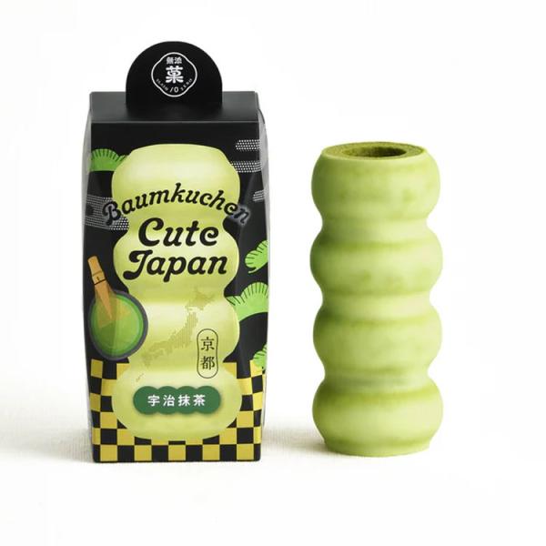 【商品概要】 バウムクーヘンキュートジャパン(宇治抹茶)「ご当地素材」シリーズ第二弾は京都。生地に京都産宇治抹茶を混ぜこんだ、まろやかさと旨み豊かなバウムクーヘン。濃厚なホワイトチョコレートの甘味が、ほろ苦くも香り高い抹茶の味わいを、やわら...