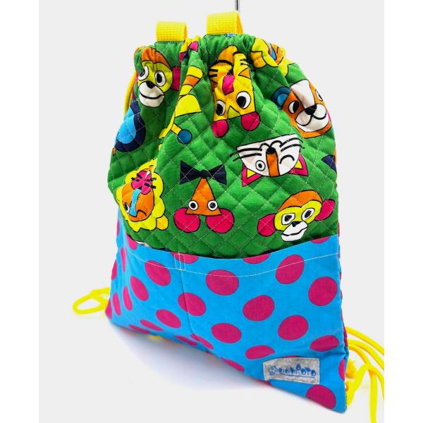 ※画像は同一複数商品の共通画像ですので、現物は1枚1枚、生地の裁断により柄の出方が異なっておりますのでご了承くださいませ。長めの紐はお子様の成長に合わせて調節可能です。・ランドセルの上からでもラクラク背負えます♪・Wフェイスでおしゃれ☆・前...