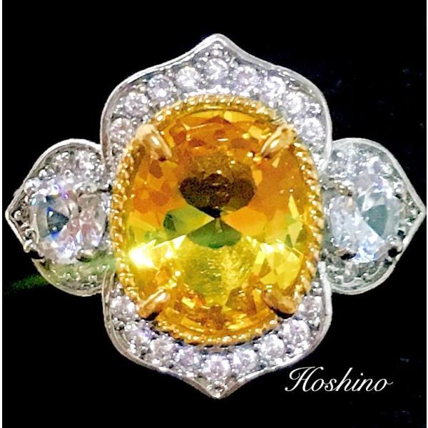 #星野プチプラ 大粒の美しい人工宝石イエローペリドットとsonaダイヤモンドを使用した高級感のあるリングです。プラチナ仕上げとなっております。リング裏側に幸運を呼ぶ四つ葉のクローバーのモチーフが入っており、オシャレなデザインとなっております...