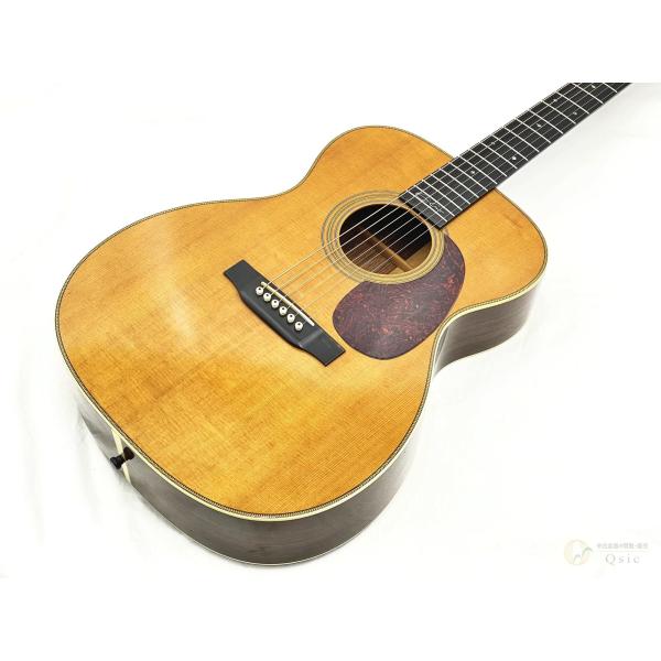 【状態】ローフレットに引き溝があり、すり合わせをおこなっております。サイドに大きな割れがあったため、修理をおこなっております。トップにウェザーチェック様の塗装割れがございます。ボディトップに僅かな割れがございます。全体に使用に伴う打痕、スレ...