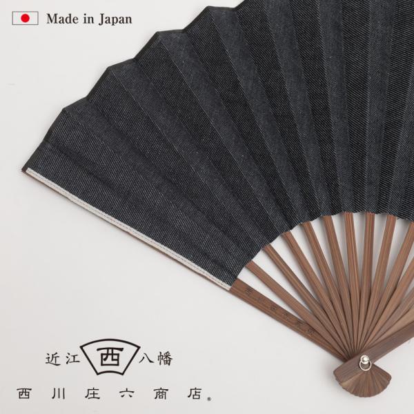 岡山のデニムメーカー「ジャパンブルー」のデニムで作った扇子。しっかりとした8オンスデニムと真直ぐに伸びた幅広の骨で、無骨でありながらモダンな印象に仕立てました。扇面端にある赤耳セルビッチとノンウォッシュの濃いインディゴブルーが、男心をくすぐ...