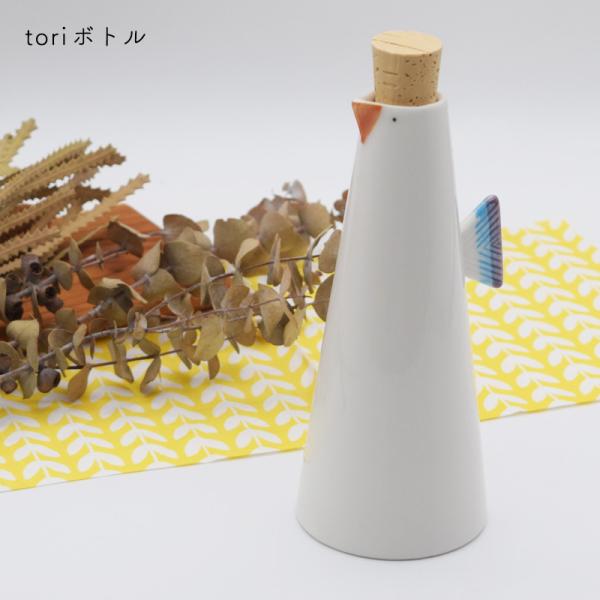 注ぎ口がくちばし、持ち手が尾っぽになっている鳥をモチーフにした愛らしいボトル。コルクの蓋付き。メープルシロップやドレッシング、オリーブオイルなどを移しかえて楽しい食卓を演出します。キャップを外して水差しやフラワーベースとしてもお使いいただけ...