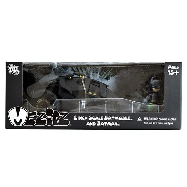 ［輸入品］［国内倉庫発送］メズコ社のMez-itzシリーズに2008年公開映画『バットマン／ダークナイト』からバットマンとバットモービルが登場。約5センチのミニサイズのバットマンはバットモービルの中に搭乗可能です。一度は乗ってみたいと思うバ...