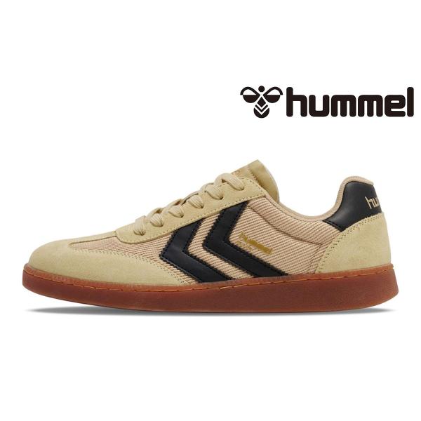 当時の雰囲気を色濃く残す、t-toeと呼ばれる爪先部のT字のトゥーキャップやサイドステッチ製法によるカップソールとアッパーへの縫込みが特徴。ダブルラッセルのメッシュアッパーは、生地感の柔らかさや通気性、軽量性を持ちながらも型崩れのしにくい素...