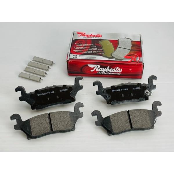 ○RAYBESTOS製　新品　です。●適合車種　・ハマーH3　3,5/3,7　2006〜2010年　※年式の確認はシリアルNO10桁目（年式）でご確認お願い致します。■商品 RAYBESTOS　1120　リアブレーキパッド　1セット（4枚）...