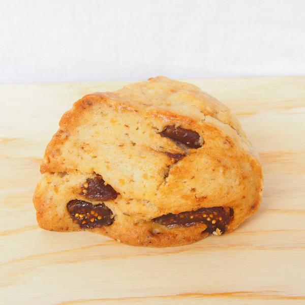 自家製のくるみペーストと白いちじくを合わせました。くるみの風味といちじくの食感が楽しめるスコーンです。■内容量：70ｇ（焼成前）■賞味期限：冷凍保存で1ヶ月■保存方法：冷凍で保存してください。解凍後は当日中にお召し上がりください。■原材料：...