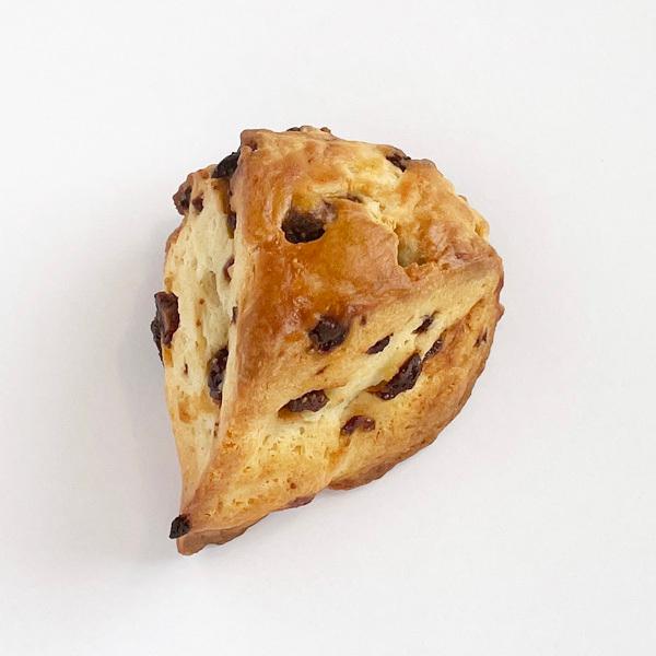 生クリーム仕立てのしっとり生地に甘酸っぱいドライいちごを合わせました。■内容量：70ｇ（焼成前）■賞味期限：冷凍保存で1ヶ月■保存方法：冷凍で保存してください。解凍後は当日中にお召し上がりください。■原材料：生クリーム（乳成分を含む）（国内...