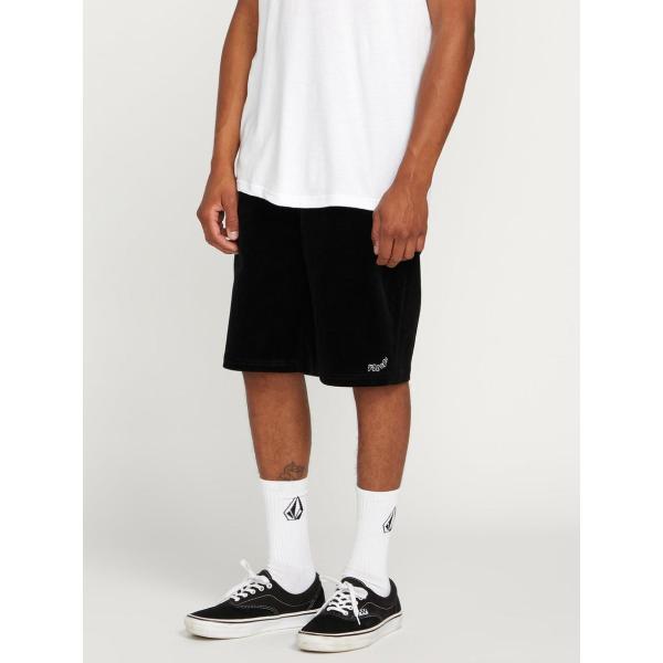 たまにはベーシックな方がいい。コットン100％のコード・チラー、アウター・スペースト・ショーツで上質な心地よさを見つけましょう。快適で楽な履き心地で脚を呼吸させ、ソファの上だけでなく様々なシーンで活躍します。リラックスフィットズボン丈：21...