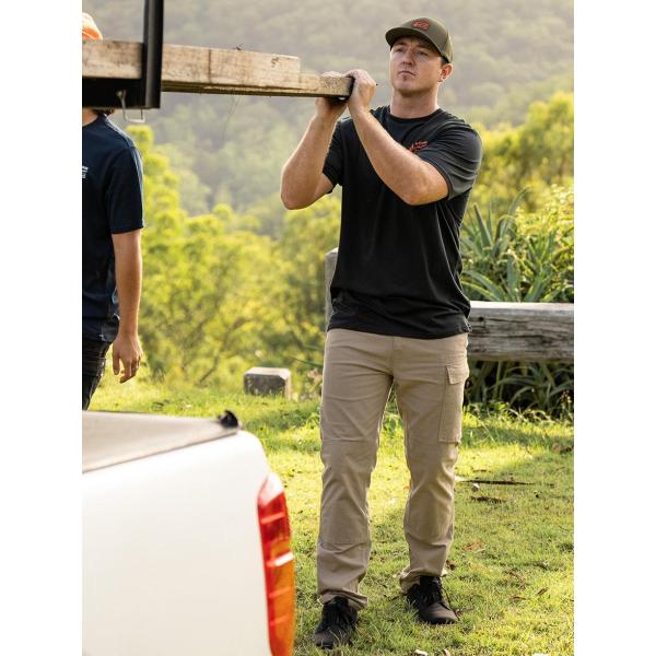 ボルコム ワークウェア｜高品質で耐久性のある製品。創造的な解放を土台に。耐久性、機能性、そしてユニークなスタイルでデザインされたこのコレクションは、30年にわたるコンクリート打設、スケートパーク建設、裏庭のランプ復活から学んだことを最大限に...