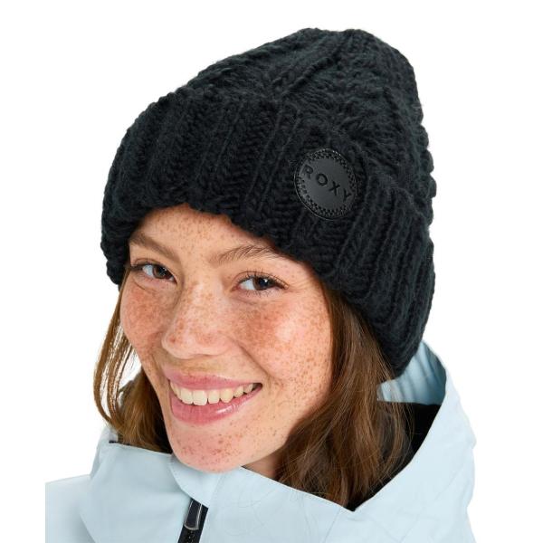 ・少し厚めのケーブルニットが可愛いビーニーは、ポーラーフリースの裏地付きで寒い日も快適に過ごせます。・ROXYの刻印が入ったPUレザーのワッペンがアクセントです。