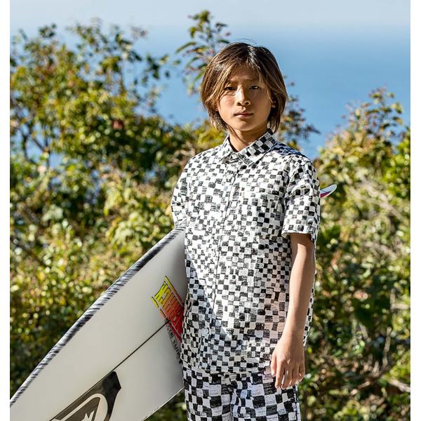 SATURNコレクションのユースサイズ開襟半袖シャツ。オーガニックコットンとリサイクルポリエステルを使用したサステナブルなアイテムです。適度なハリ感のあるプレーンウィーブ生地に、ガーメントウォッシュを施しヴィンテージライクな風合いに仕上げま...