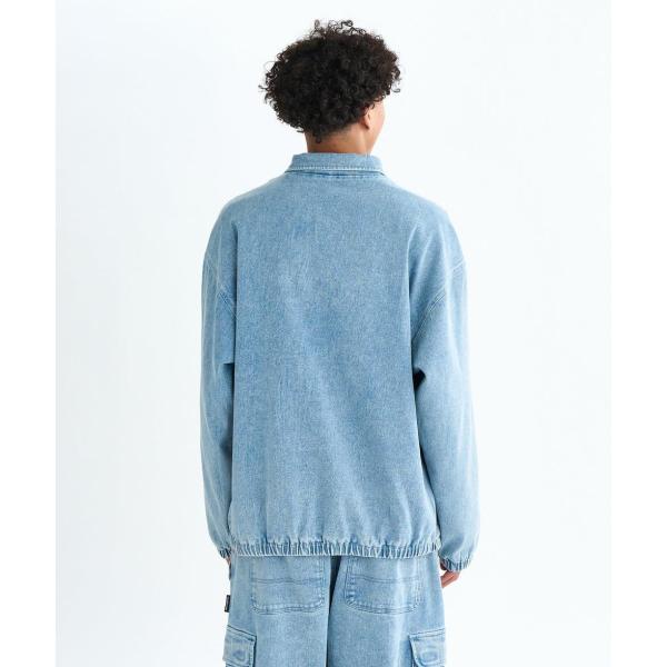 ドロップショルダーとオーバーサイズシルエットがストリートスタイルを演出するコーチジャケット。左胸元にタギング調のロゴ刺繍、フロントにデザインボタンをあしらいました。裾にドローコードを配備。ライトウォッシュ加工やブラスト加工を施したストレッチ...