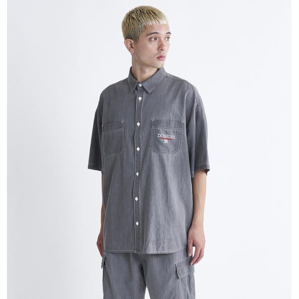 左胸ポケットと背中にクラシカルな刺繍ロゴをあしらった、オーバーサイズのワーカーズ半袖シャツ。ブラックのみポリエステルリップストップを使用した水陸両用仕様で、塩素対応に加えポケットには水抜きを配しました。水回りのアクティビティシーンでも活躍す...