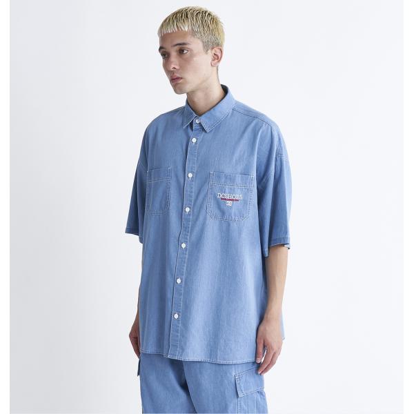 左胸ポケットと背中にクラシカルな刺繍ロゴをあしらった、オーバーサイズのワーカーズ半袖シャツ。ブラックのみポリエステルリップストップを使用した水陸両用仕様で、塩素対応に加えポケットには水抜きを配しました。水回りのアクティビティシーンでも活躍す...