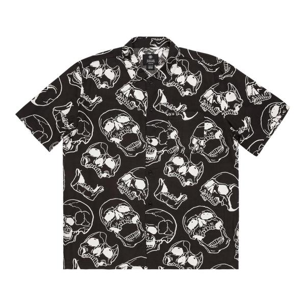 滑らかな肌触りのレーヨン生地を使用したアロハ風の半袖シャツ。ボディ全体にあしらわれたスカル柄が存在感を発揮します。ストリートカジュアルな着こなしの主役を飾る個性的な一着。胸元にはポケットをレイアウト。一枚での着用はもちろん、前を開けて羽織も...