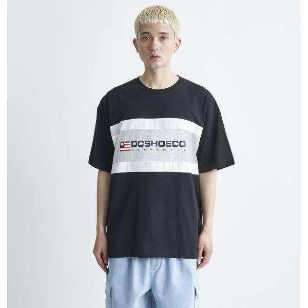 オーセンティックなカラーブロックデザインとクラシカルなロゴプリントが印象的な半袖Tシャツ。コットン天竺生地を使用。しっかりとした重めの生地感が特徴です。ゆったりとしたオーバサイズシルエットとドロップショルダーがコーディネートに抜け感をプラス...