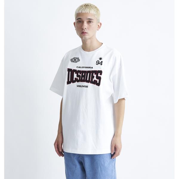 ヘビーウェイトのオーバーサイズ半袖Tシャツ。フロントにフットボールジャージを連想させるロゴを刺繍。すべて刺繍で仕上げたディテールにこだわったデザインです。ゆったりとしたシルエットとドロップショルダーが抜け感をプラスします。