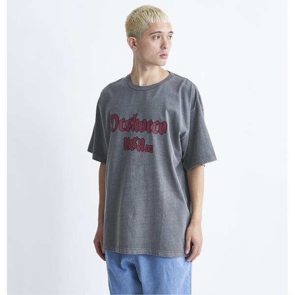 ヘビーウェイトのオーバーサイズ半袖Tシャツ。ビンテージのオールドイングリッシュロゴからインスピレーションを受けたデザイン。ピグメント加工を施し、ヴィンテージのような風合いに仕上げました。古着のような抜け感がおしゃれな一枚です。