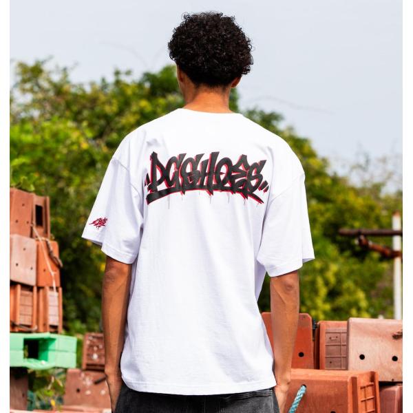 ストリート感あふれるグラフィティをあしらった半袖Tシャツ。背面のロゴには膨らみのある発泡プリントを採用し、バックスタイルをより印象的に仕上げました。胸元と左袖にはロゴ刺繍をレイアウト。ドロップショルダーとオーバーサイズシルエットがトレンドの...