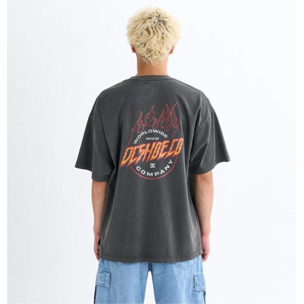 ホットなファイアーロゴグラフィックがインパクト抜群の半袖Tシャツ。バックスタイルからアグレッシブに個性をアピールします。肌触りの柔らかなコットンジャージー生地に製品染め加工を施し、ヴィンテージライクに仕上げました。シルエットは程よくゆとりの...