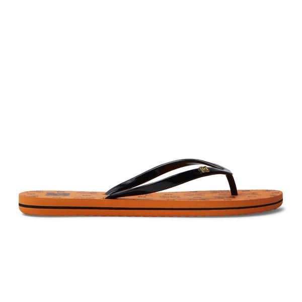 モノグラム柄のフットベッドが印象的なビーチサンダル。軽量で安定感のあるフラットソール、ソフトなストラップによってストレスフリーに履くことができます。ストラップに施されているメタル素材のDCロゴがアクセントに。ビーチやプールで活躍すること間違...