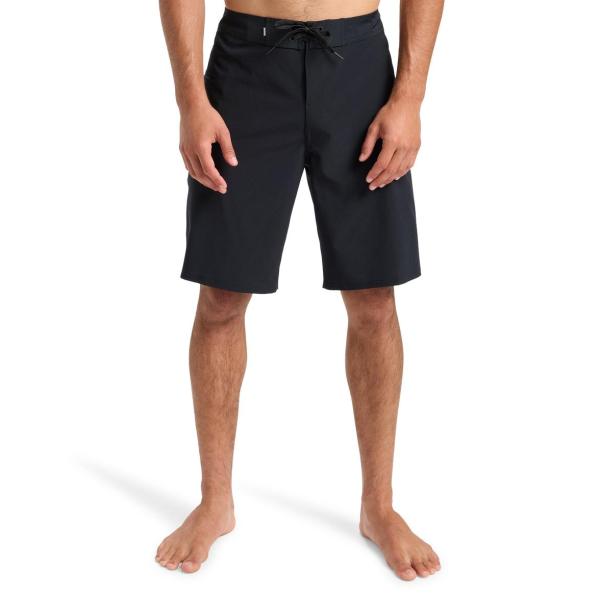 QUIKSILVERボードショーツのトップパフォーマンスHIGHLINEシリーズ。水中で動きを妨げない抜群のストレッチ性と通気性、クイックドライ機能を持つ軽量リサイクルポリエステル製HIGHLITE生地に、環境に優しいPFCフリーの撥水加工...