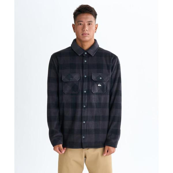 着心地の良いチェック柄のフリースシャツ。通気性と保温性に優れた100％リサイクルポリエステル素材を使用。着脱しやすいスナップボタン仕様、フラップ付きの胸ポケットを搭載。シルエットは汎用性の高いレギュラーフィット。一枚での着用はもちろん羽織り...