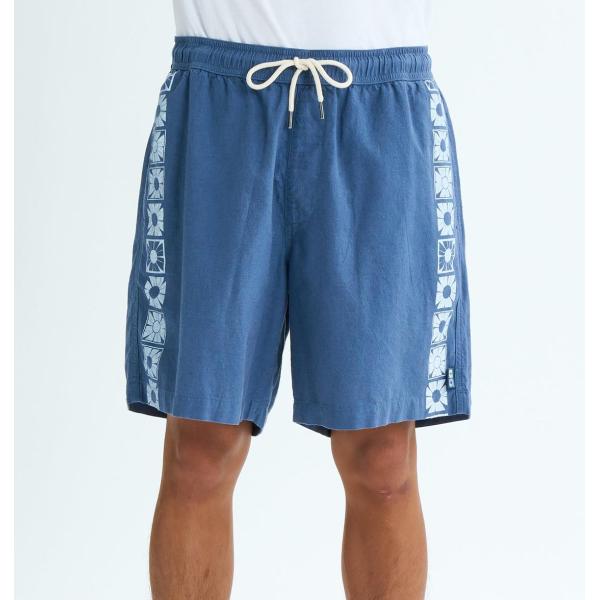 デイジーのシーズンモチーフを両サイドにプリントしたウォークショーツ。サラッとした肌触りのオーガニックコットン・ヘンプ生地を使用した暑い季節に最適のアイテムです。ウエストはシンプルなゴム＋ドローコード仕様。サイド・ヒップポケット付き。ヒップポ...