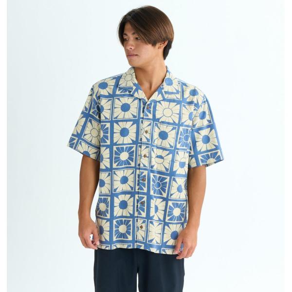 デイジーのシーズンモチーフがプリントされたオープンカラーの半袖シャツ。通気性のよいオーガニックコットン・ヘンプ生地にワッシャー加工を施すことで、ナチュラルなシワが入りサラッとした肌触りに仕上げました。涼やかな印象を与える夏に最適な一枚です。...