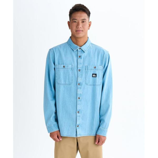 コットンスラブの長袖デニムシャツ。ふぞろいの糸を織ったネップ感と、ストーンウォッシュ加工によるヴィンテージテイストな風合いが魅力。左胸にあしらったブランドラベルもさりげないポイントです。大きめのチェストポケット付き。シルエットは汎用性の高い...